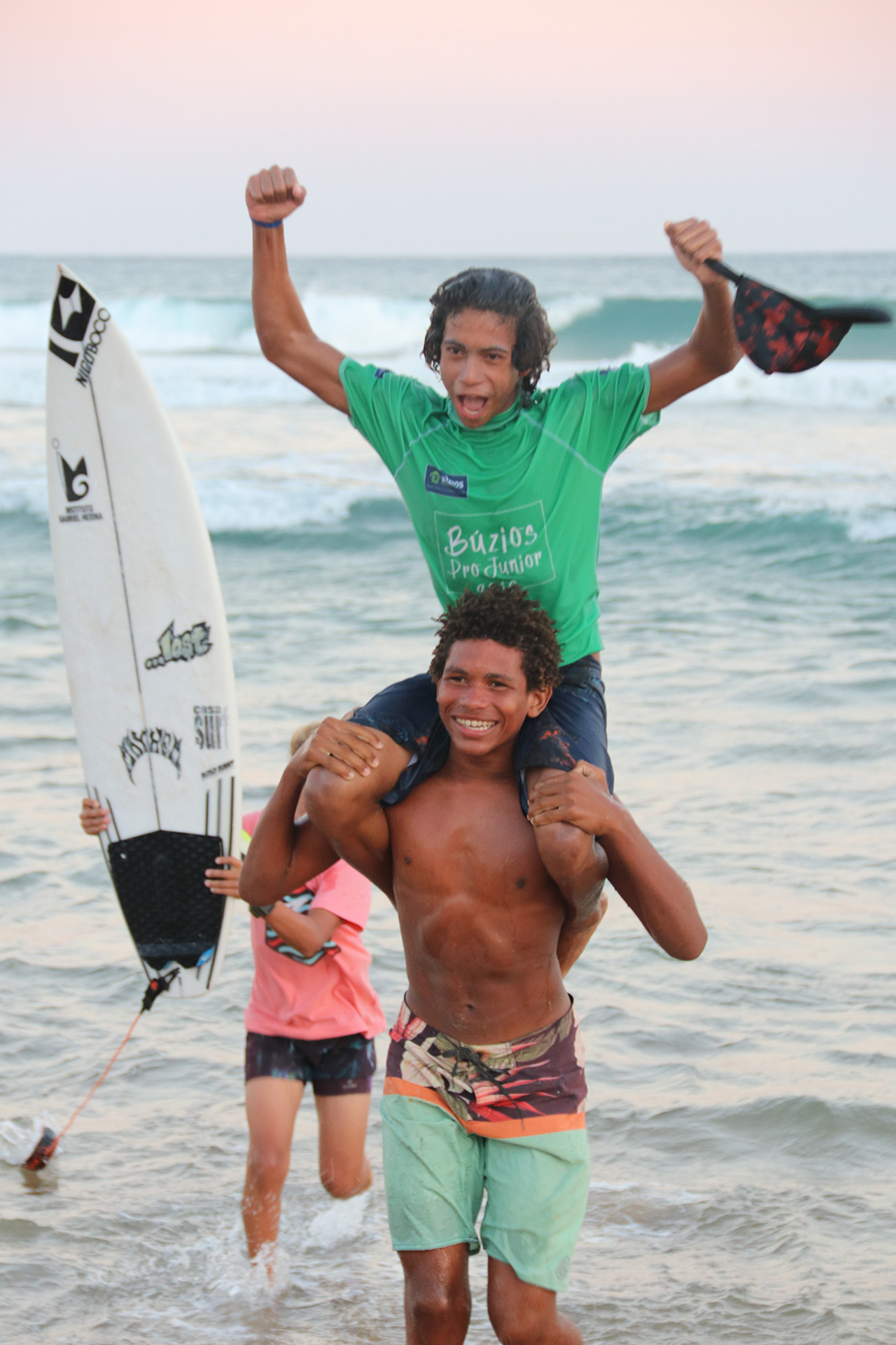 FESERJ | Búzios Pro Junior 2019 – Cauã Gonçalves se dá bem em Geribá